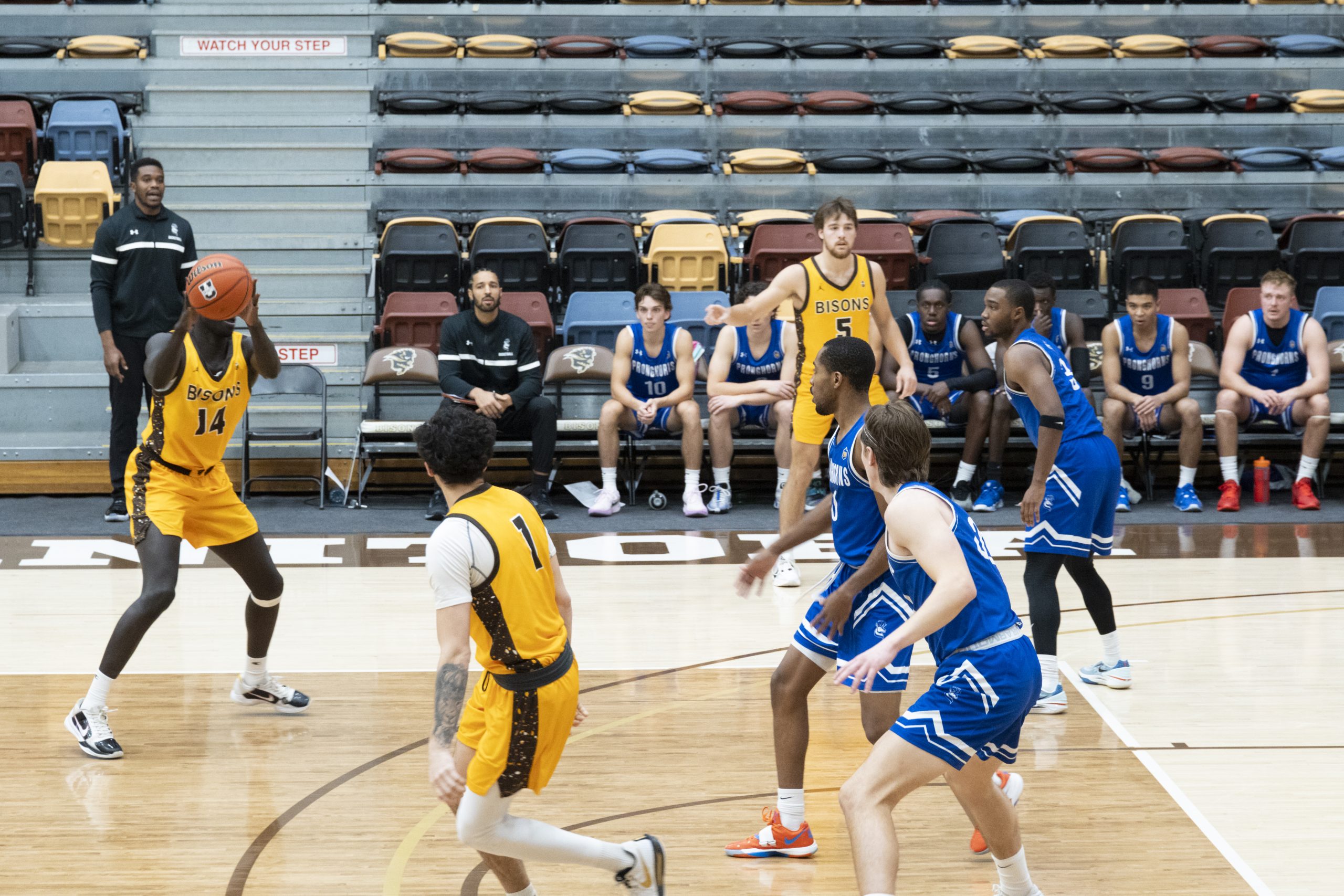 Men’s basketball dominate Lethbridge Pronghorns | The Manitoban